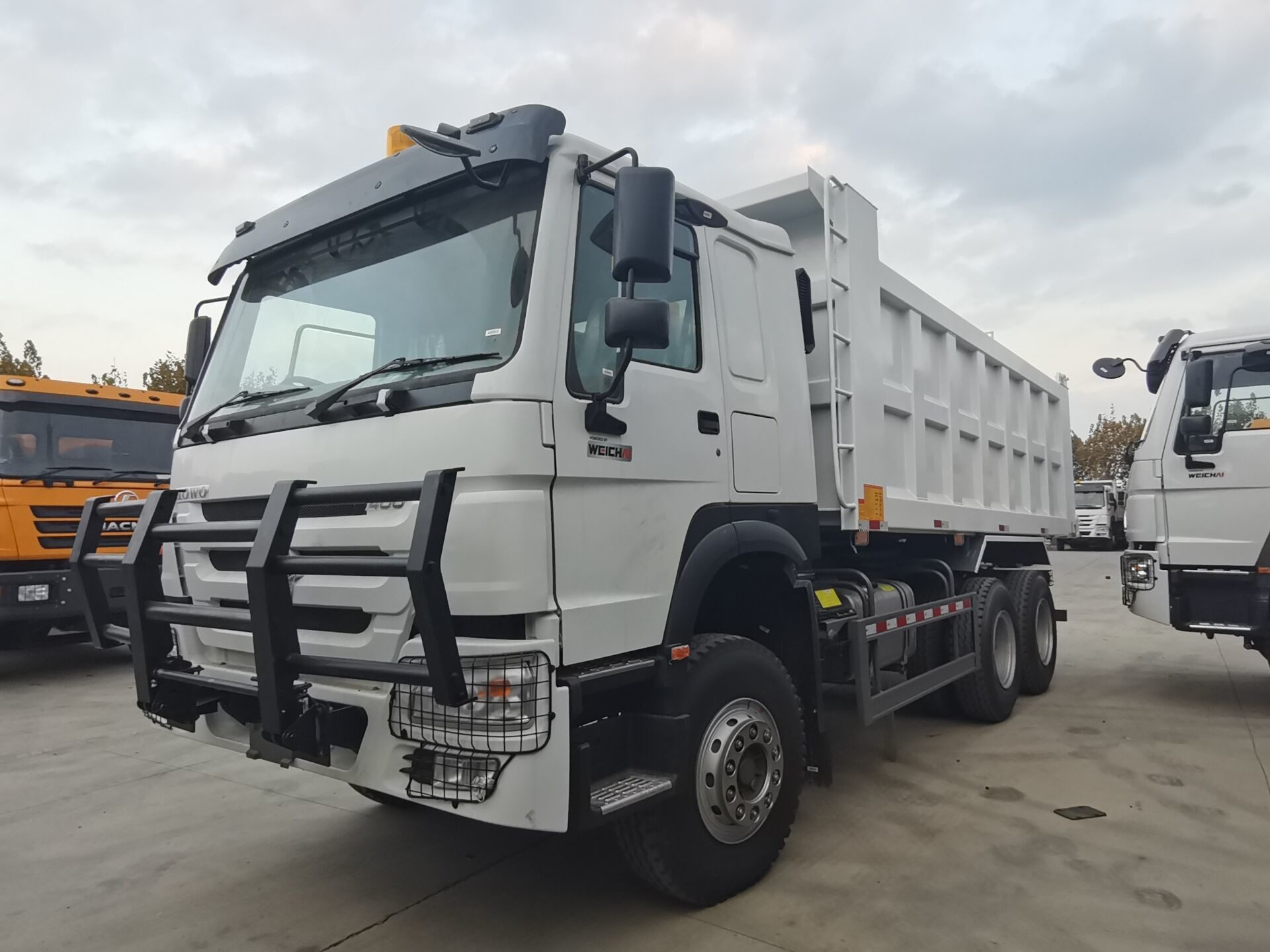 SINOTRUK HOWO 400 pk Tipper Dump Truck Voor de bouw A7 Militaire bumper ...